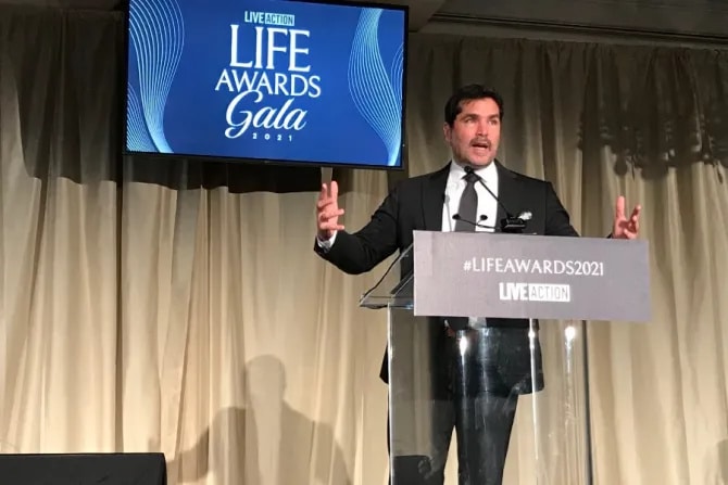 An encounter at an abortion clinic changed this Catholic actor’s life ...