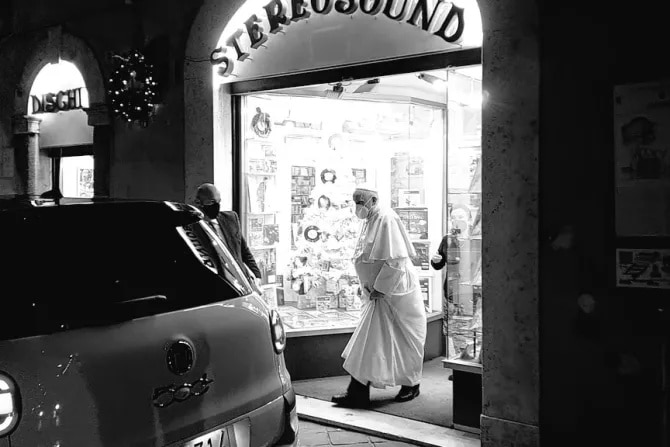 Why did Pope Francis visit a record store in Rome? - Catholic Telegraph
