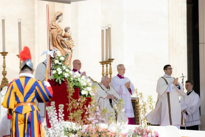 Pope Francis celebrates Mass in St. Peter’s Square for Easter 2022 ...
