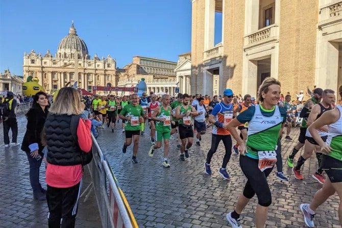 Competitors run in the footsteps of the saints in Vatican’s annual 10K ...