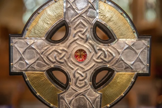 Pope Francis gave a relic of the true cross to King Charles for his ...