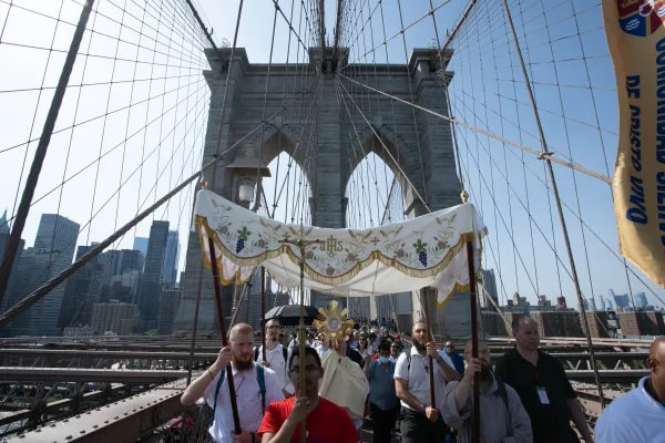 ‘He’s coming!’: Joyous Eucharistic pilgrimage visits New York, crosses ...