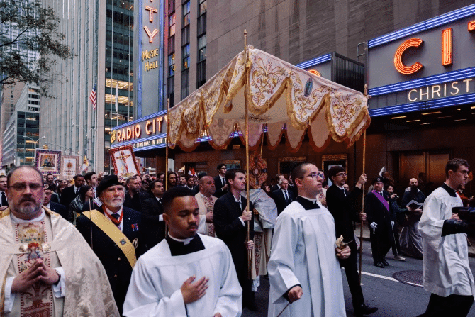 Cardinals, actor, and 5,000 faithful bring the Eucharist to Times ...